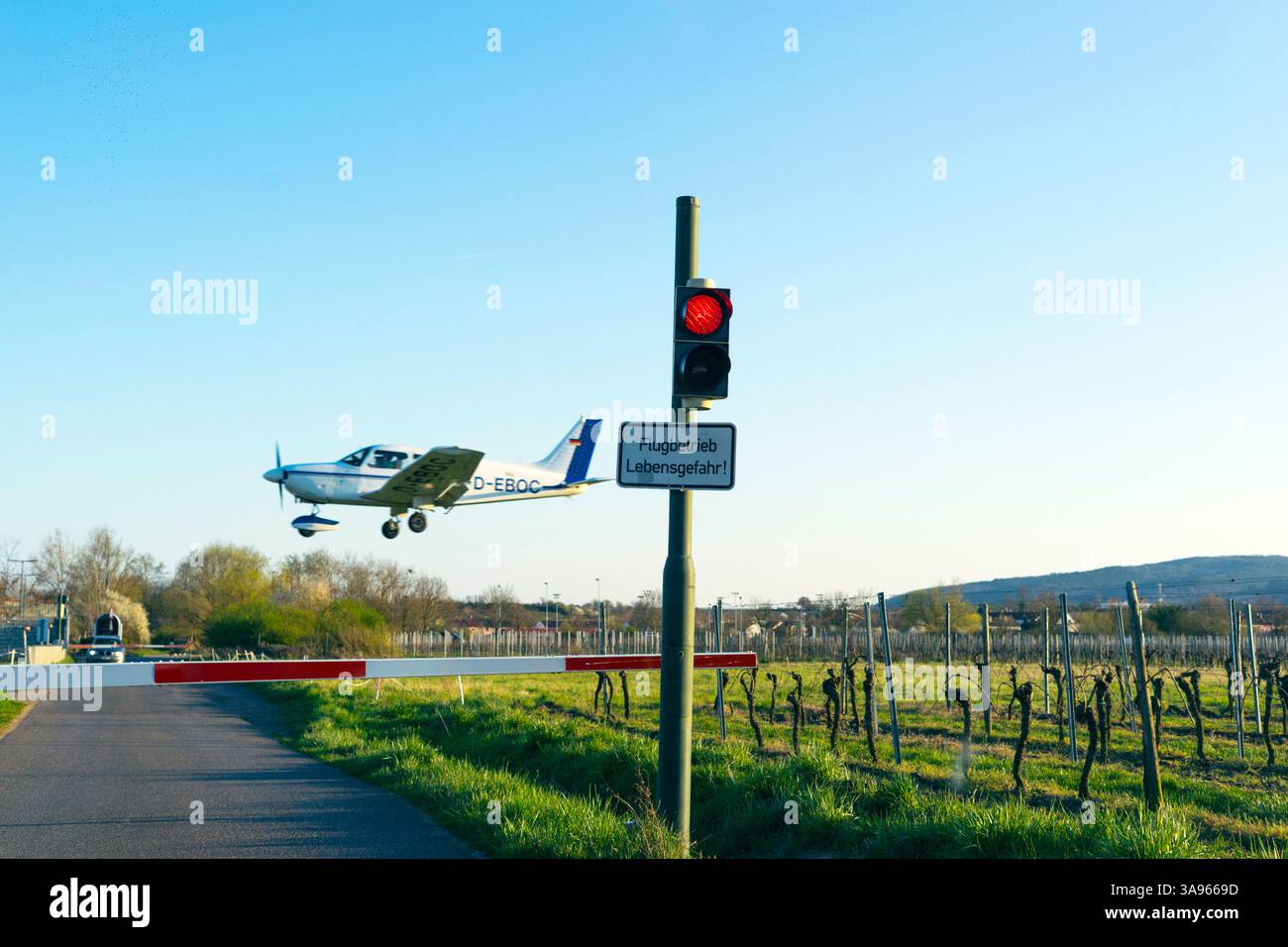 Sports plane descends hi-res stock photography and images - Alamy