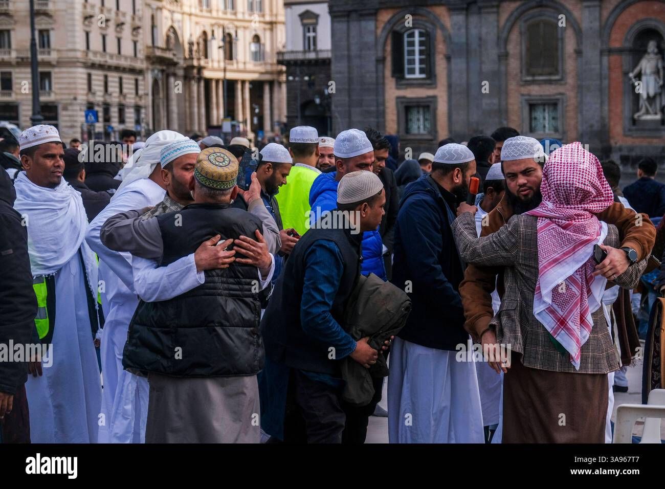 The end of ramadam in naples Piazza del Plebiscito turns into a place ...