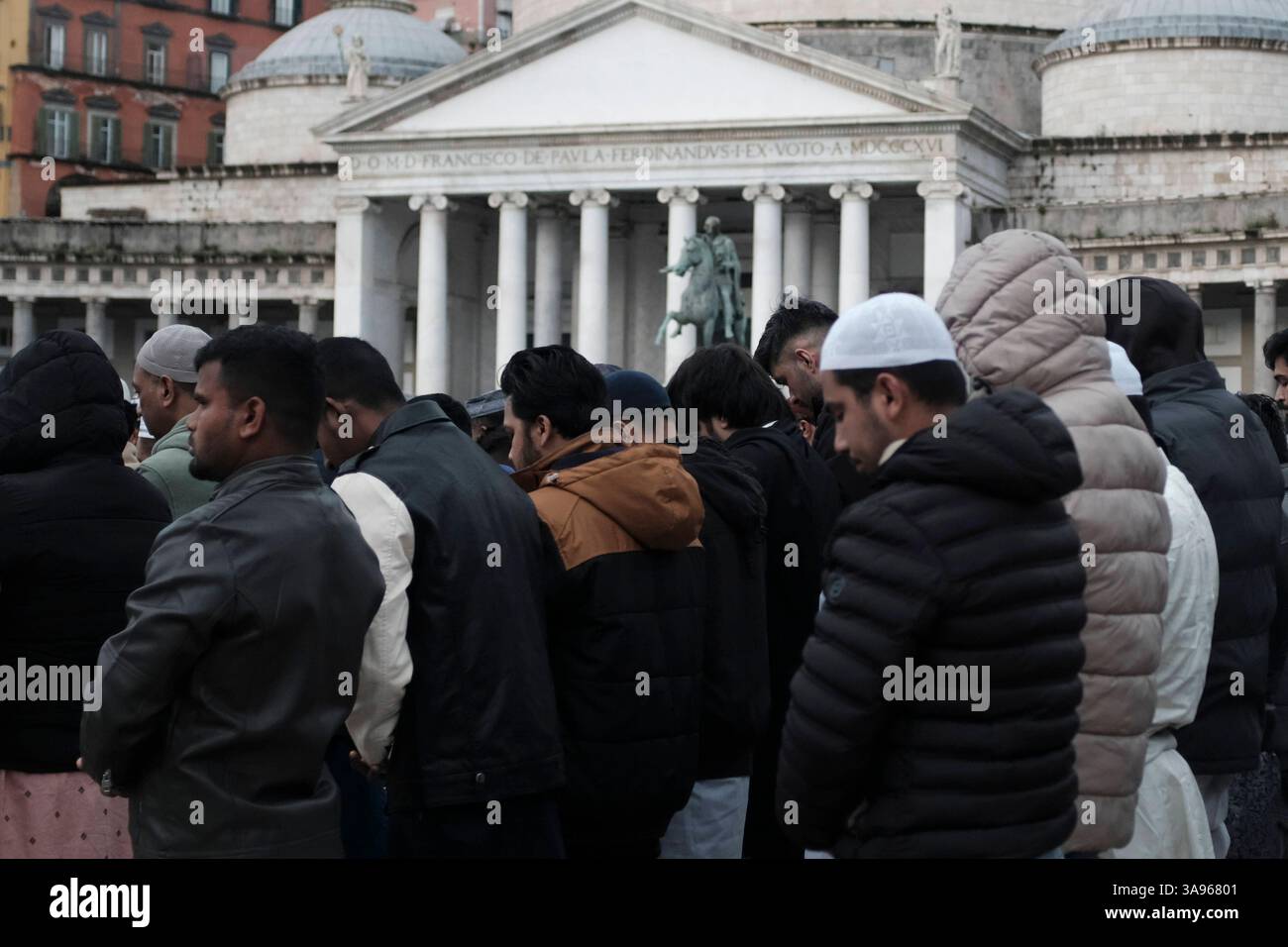 The end of ramadam in naples Piazza del Plebiscito turns into a place ...