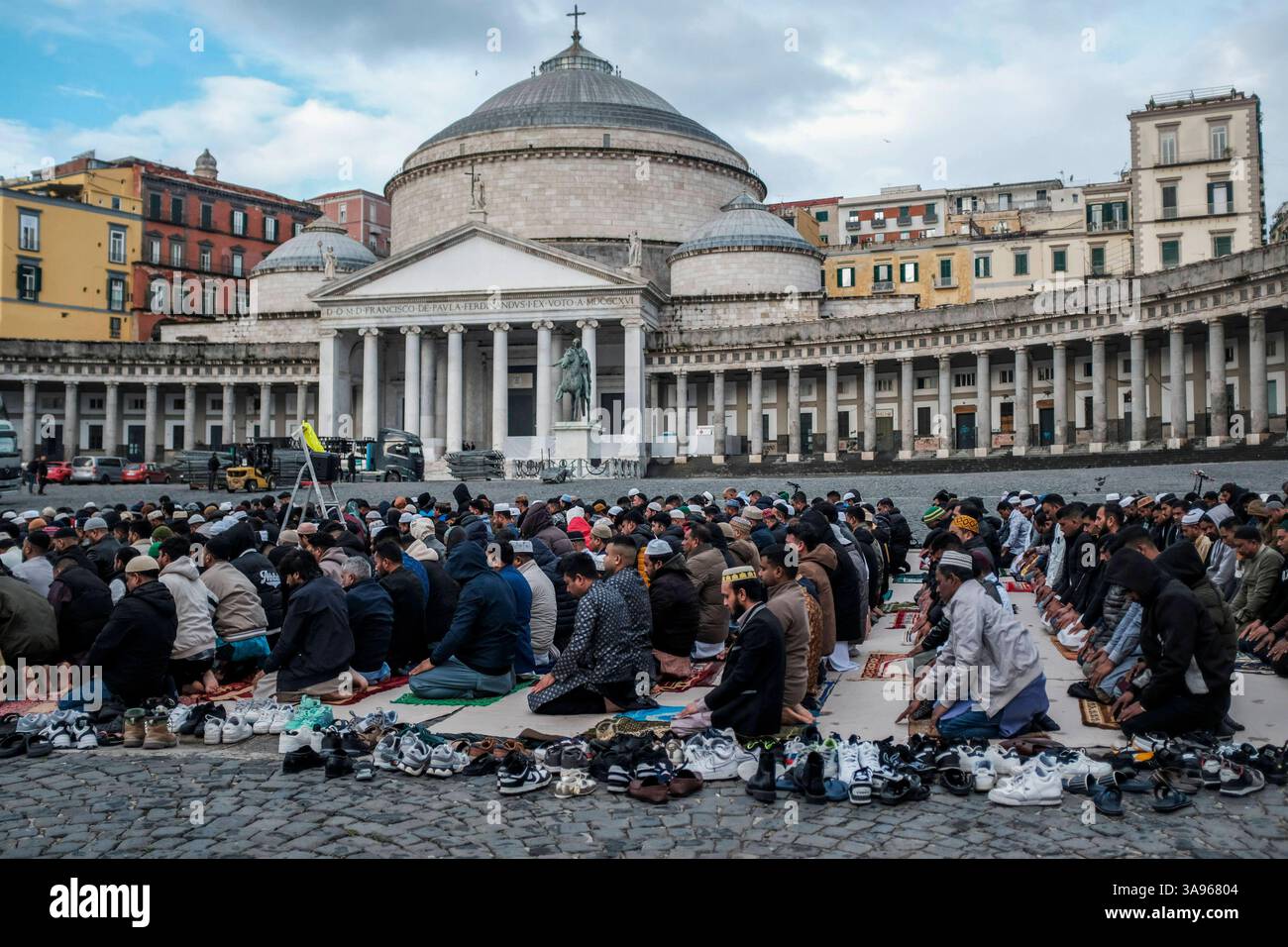 The end of ramadam in naples Piazza del Plebiscito turns into a place ...