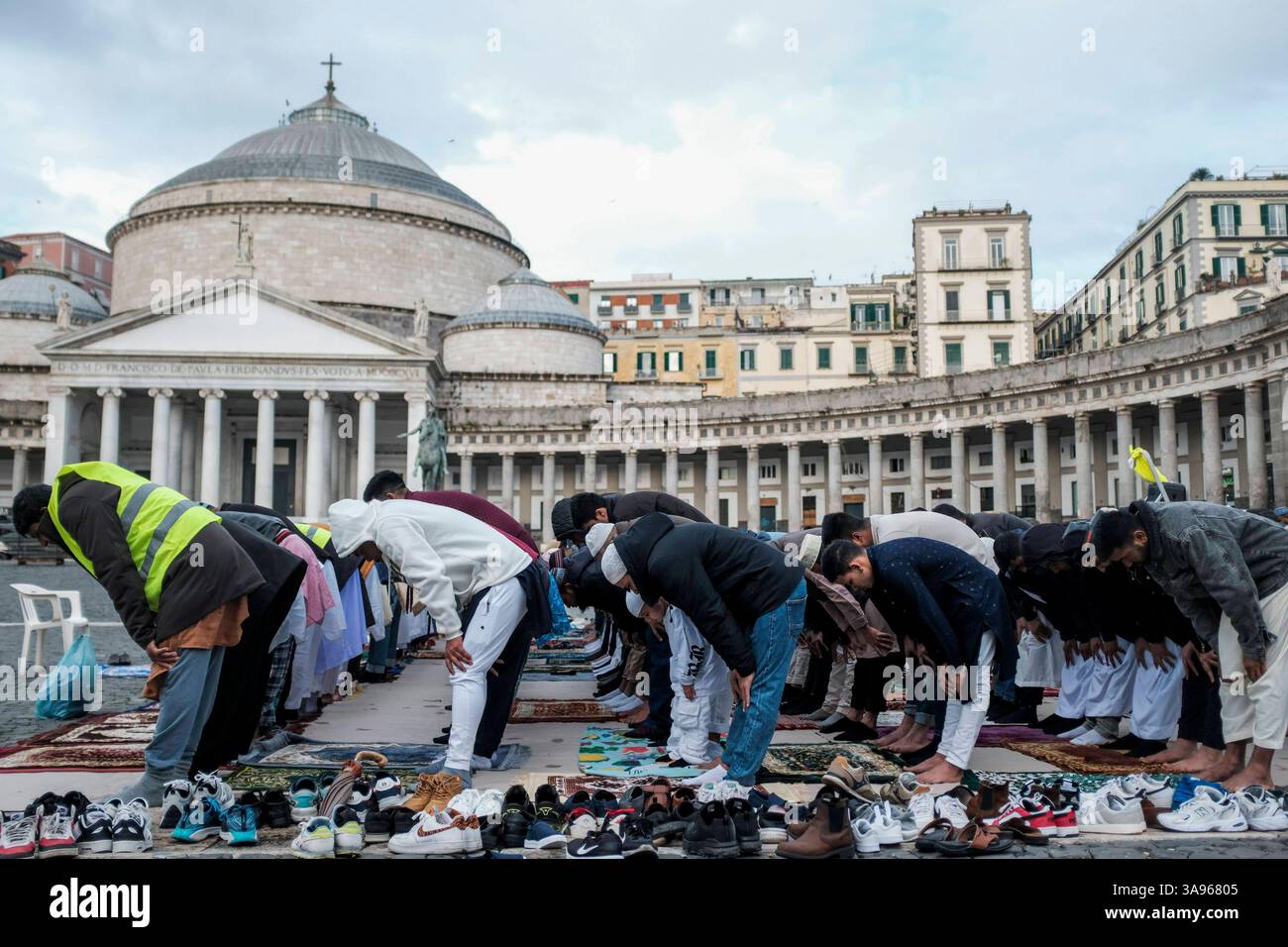The end of ramadam in naples Piazza del Plebiscito turns into a place ...