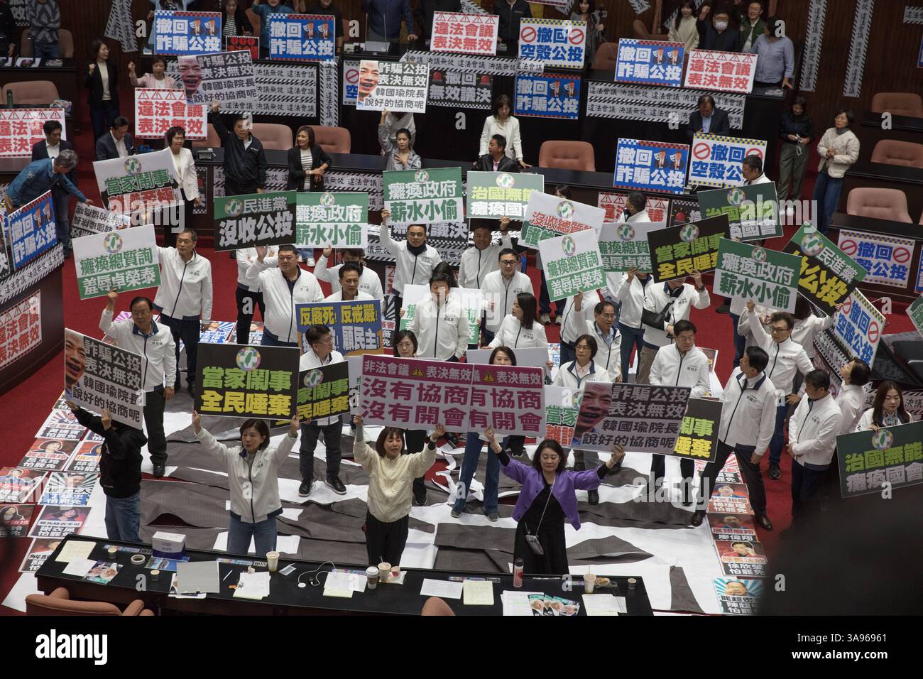 Lawmakers from the Kuomintang KMT and Democratic Progressive Party DPP ...
