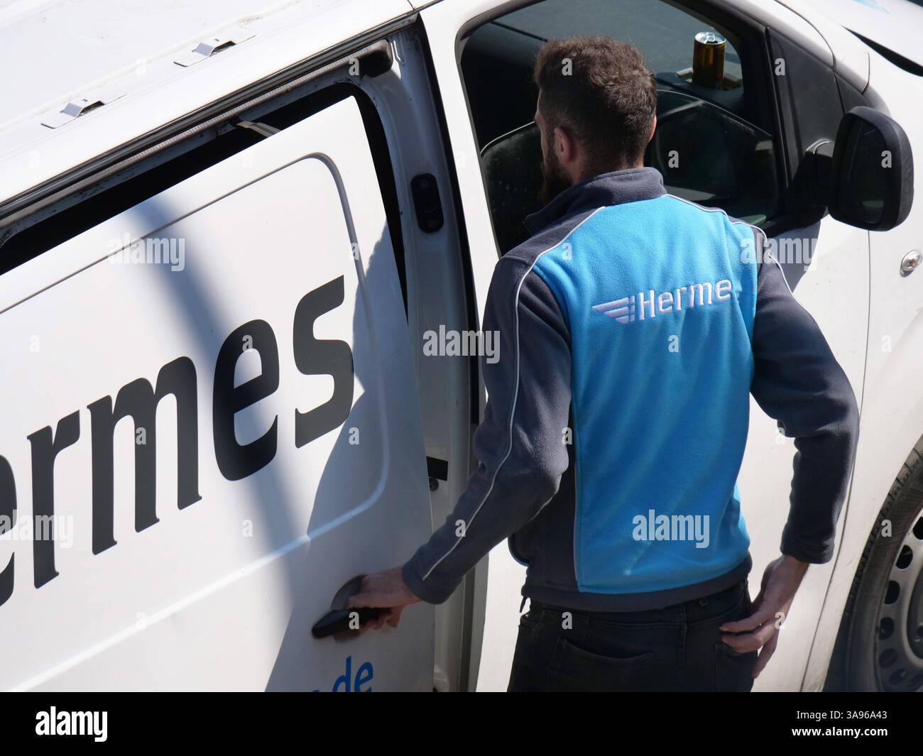 Hermes Paketfahrer bei der Auslieferung. Hermes *** Hermes parcel ...