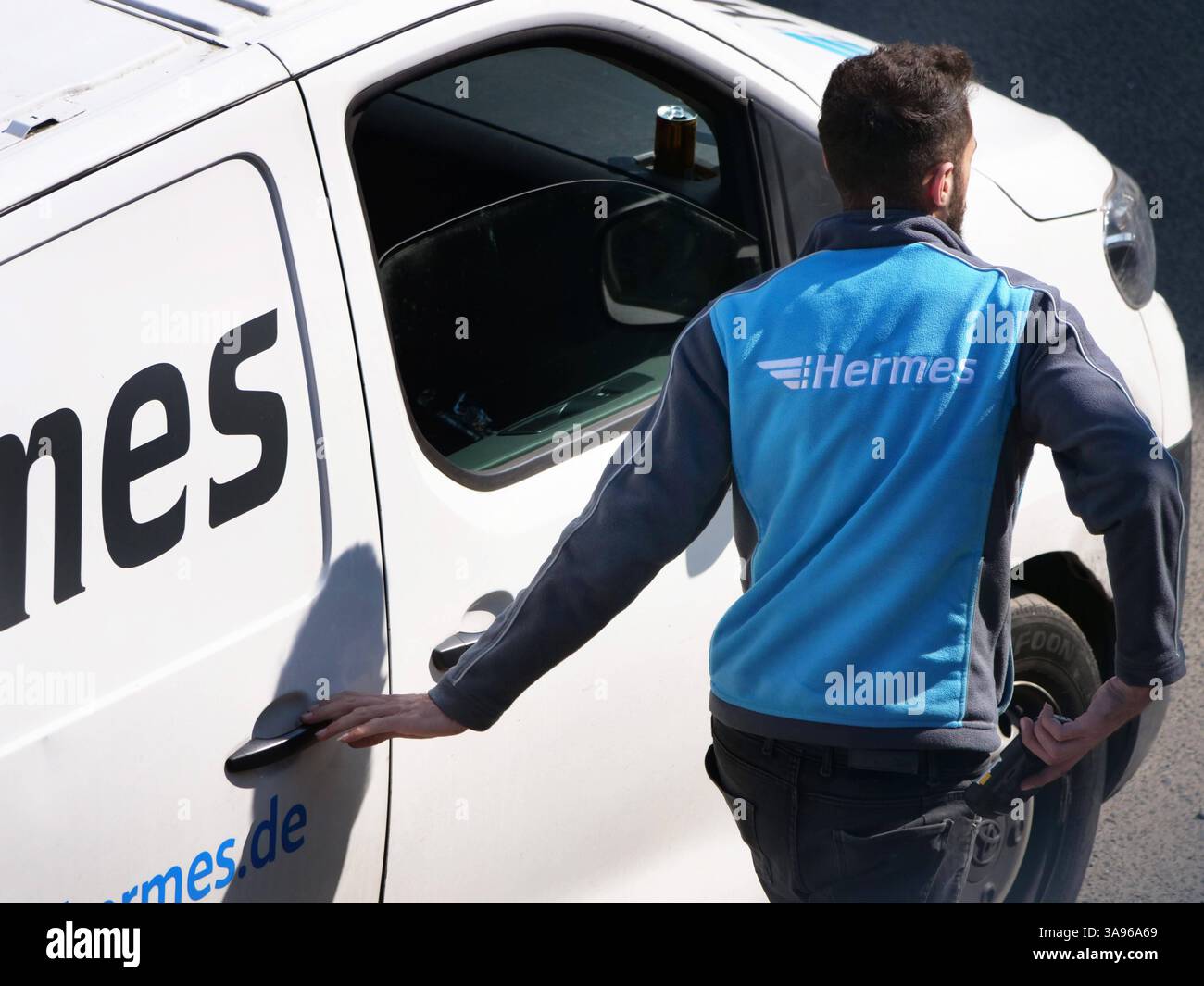 Hermes Paketfahrer bei der Auslieferung. Hermes *** Hermes parcel ...