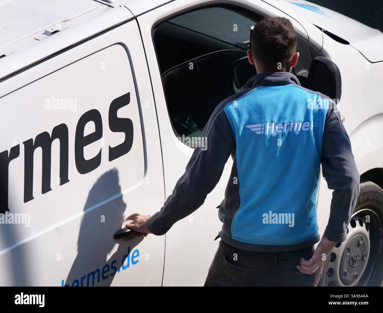 Hermes Paketfahrer bei der Auslieferung. Hermes *** Hermes parcel ...