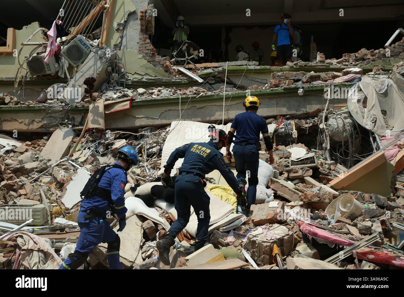 Mandalay, Myanmar. 30th Mar, 2025. Rescuers and volunteers carry out ...