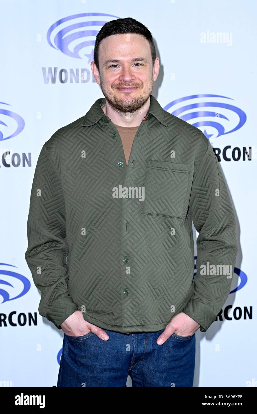 Jake Coburn beim Photocall zur NBC Serie The Hunting Party auf der WonderCon 2025 im Anaheim ...
