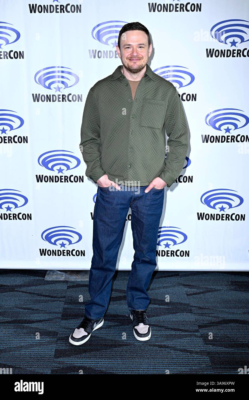 Jake Coburn beim Photocall zur NBC Serie The Hunting Party auf der WonderCon 2025 im Anaheim ...