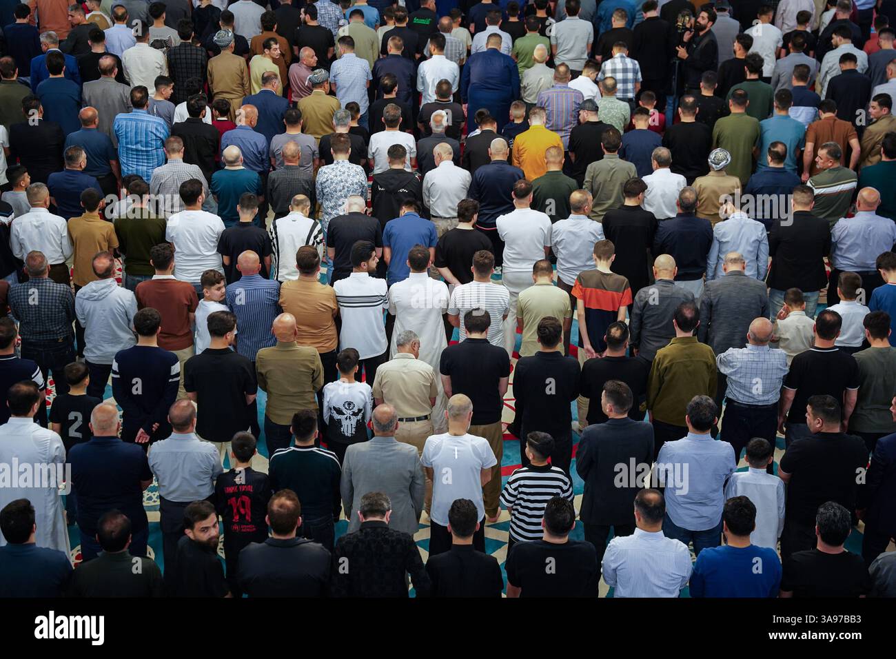 Iraqi Kurdish Muslims perform Eid al-Fitr prayers at Saido mosque in ...