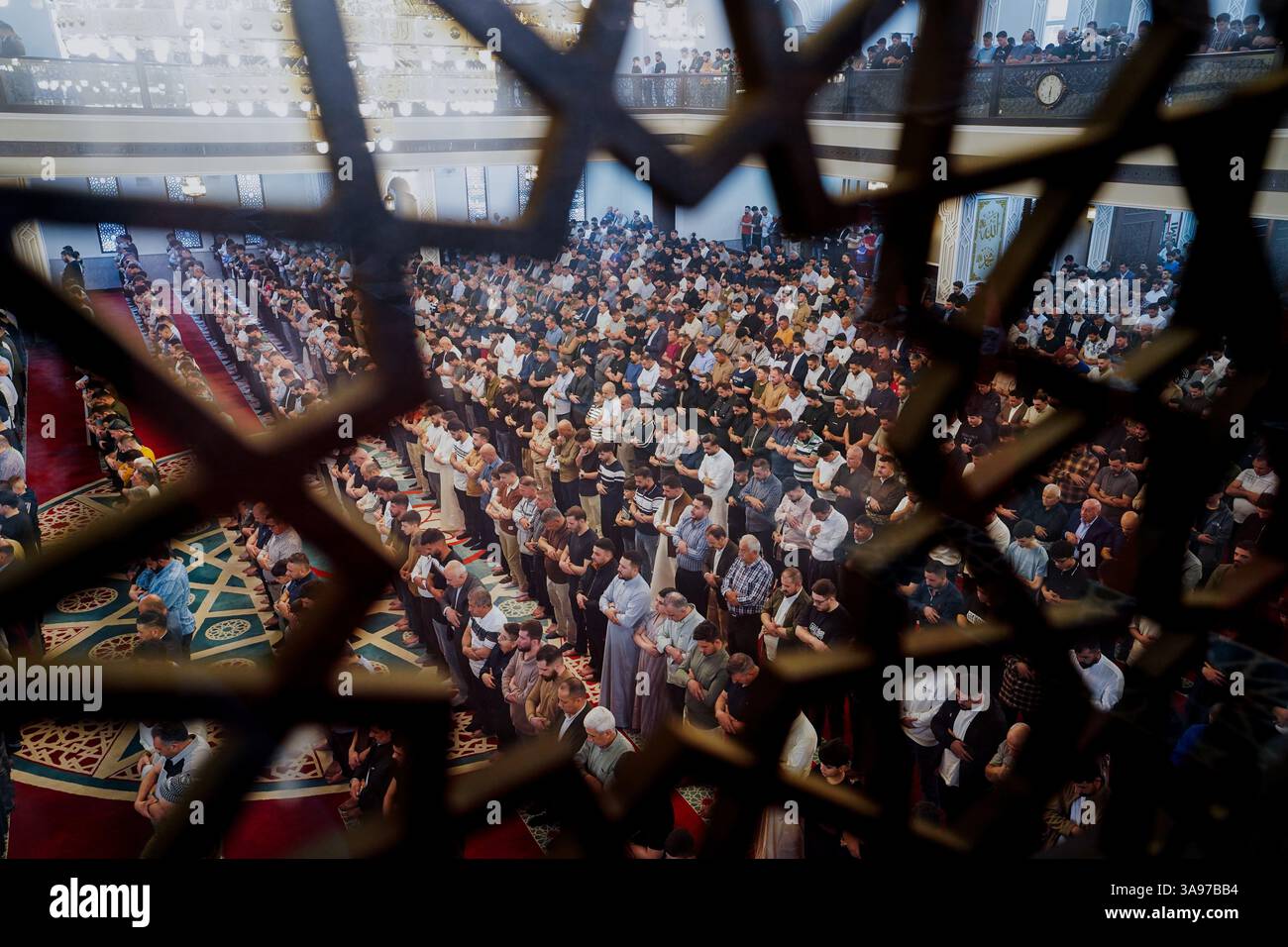 Iraqi Kurdish Muslims perform Eid al-Fitr prayers at Saido mosque in ...