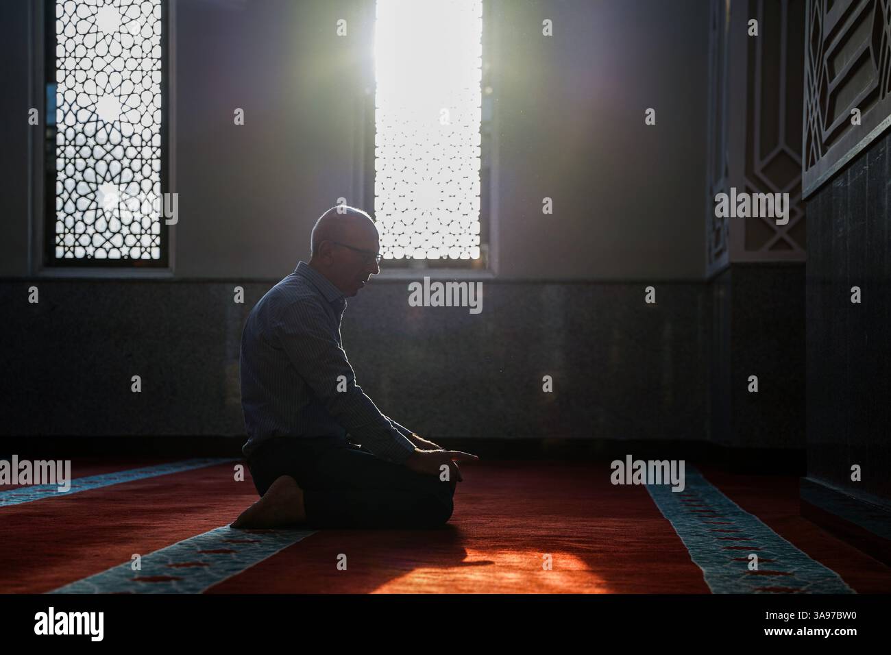 Dohuk, Iraq. 30th Mar, 2025. Iraqi Kurdish Muslim prays during the ...