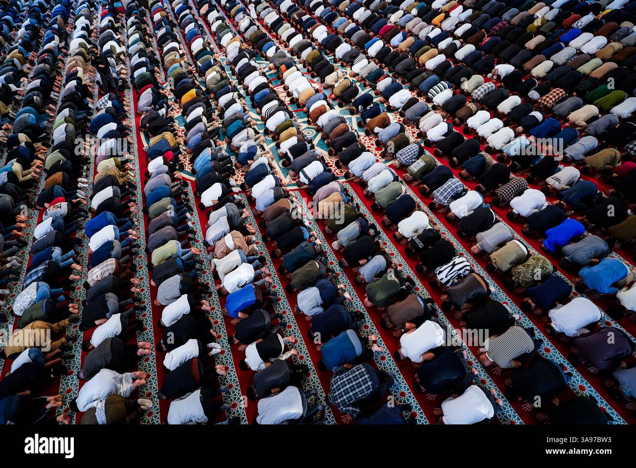 Iraqi Kurdish Muslims perform Eid al-Fitr prayers at Saido mosque in ...