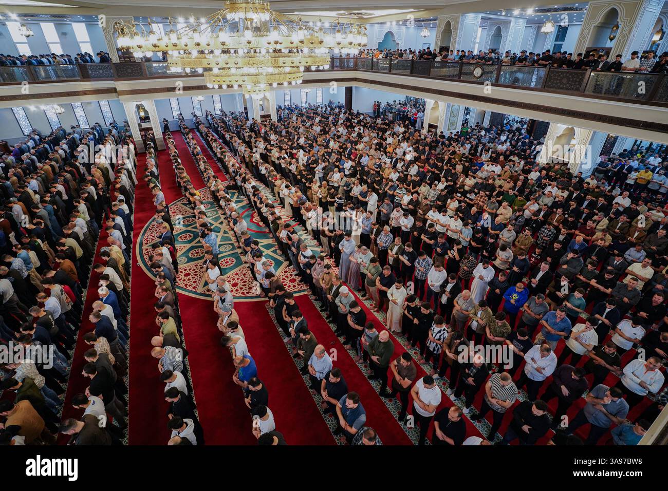 Iraqi Kurdish Muslims perform Eid al-Fitr prayers at Saido mosque in ...
