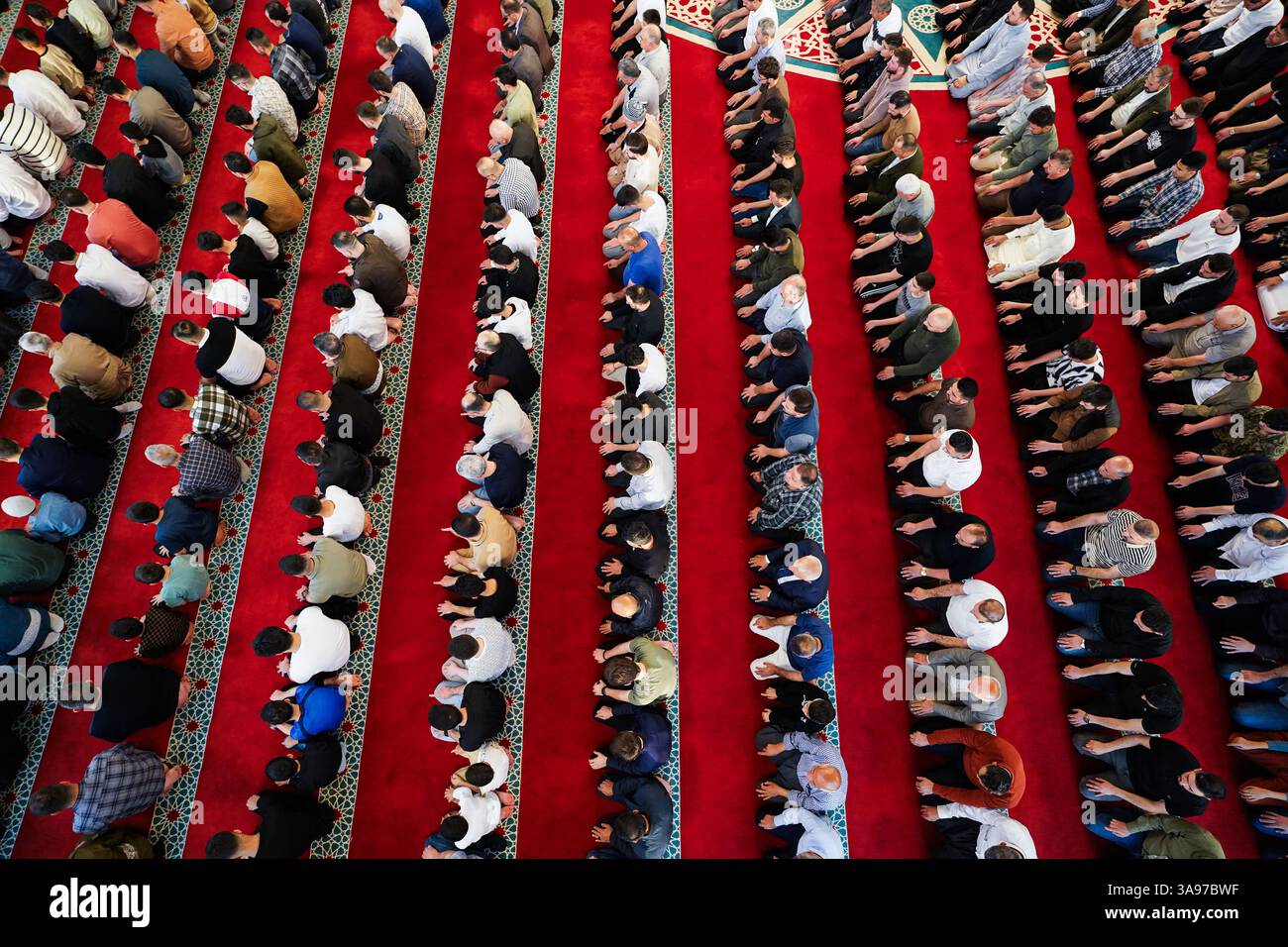 Dohuk, Iraq. 30th Mar, 2025. Iraqi Kurdish Muslims perform Eid al-Fitr ...