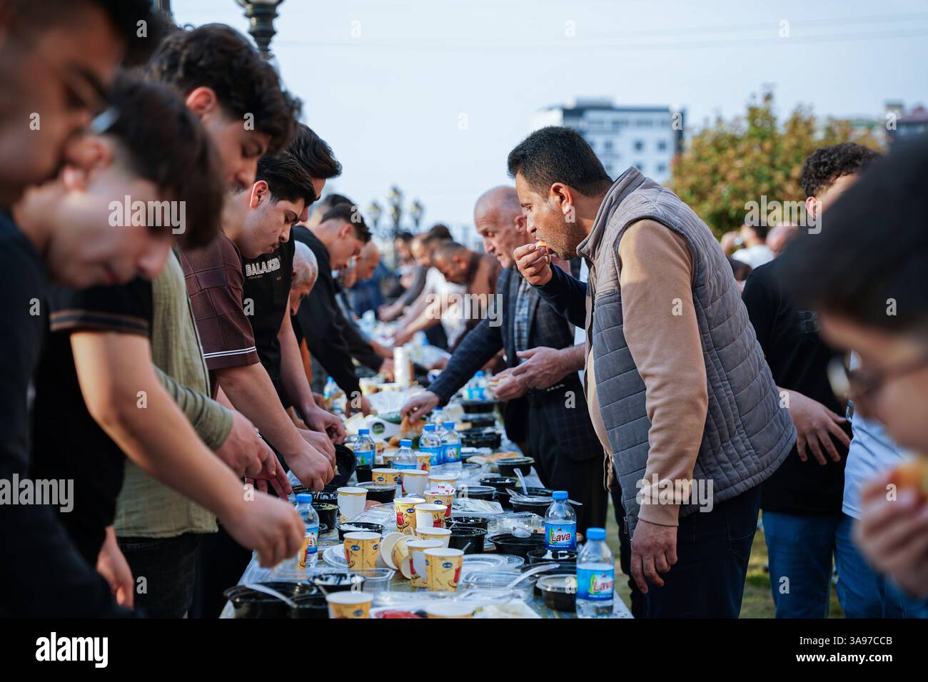 Dohuk, Iraq. 30th Mar, 2025. Iraqi Kurdish Muslims eat breakfast in the ...