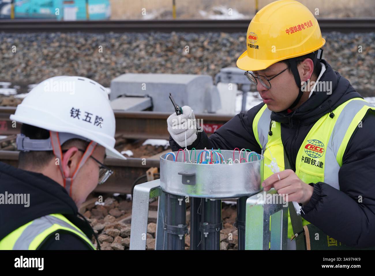 (250330) -- JIAMUSI, March 30, 2025 (Xinhua) -- Workers install devices ...