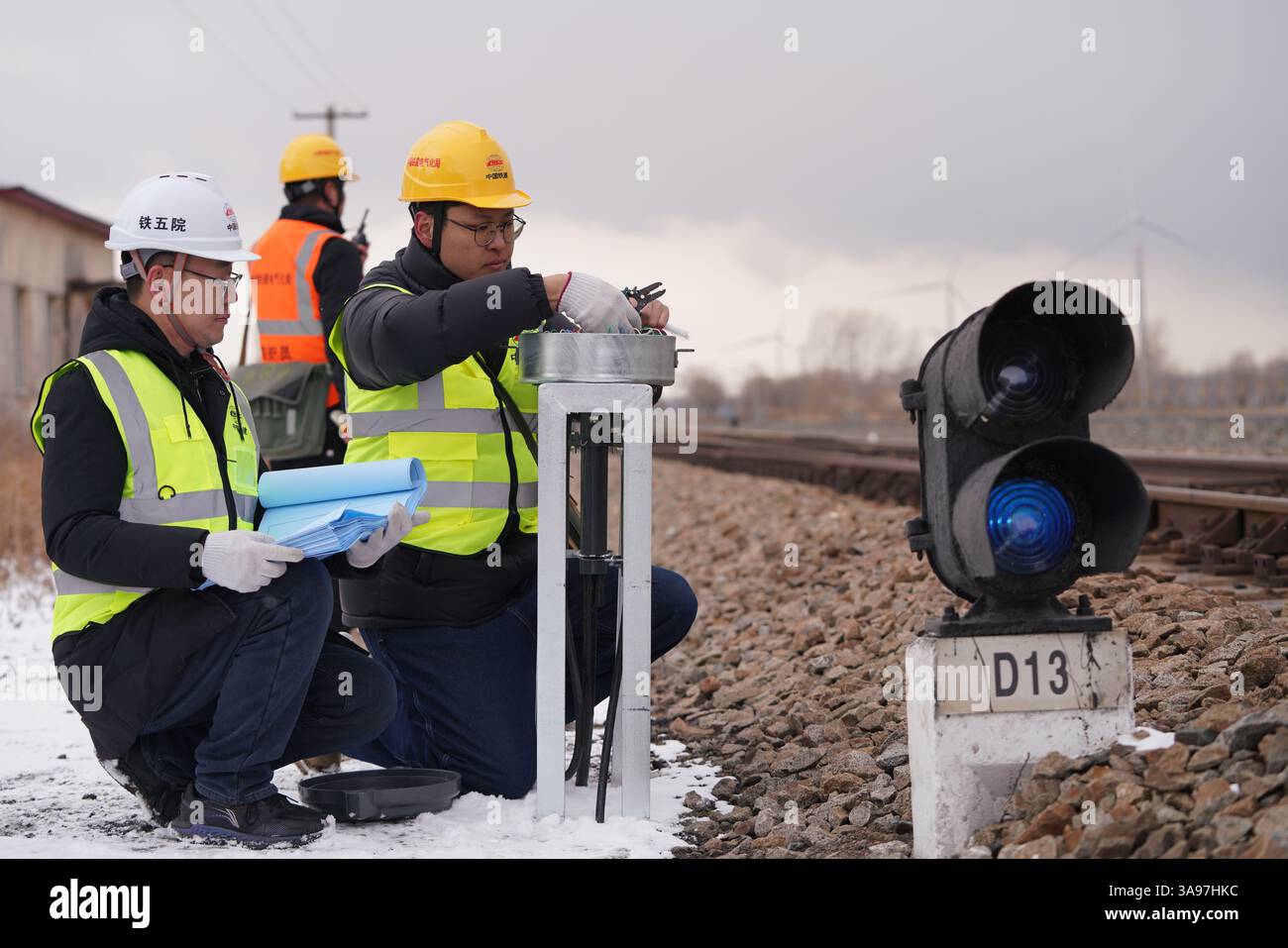 (250330) -- JIAMUSI, March 30, 2025 (Xinhua) -- Workers install devices ...