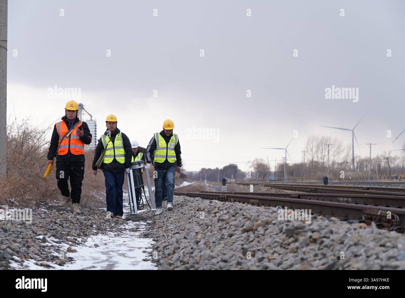 (250330) -- JIAMUSI, March 30, 2025 (Xinhua) -- Workers prepare to ...
