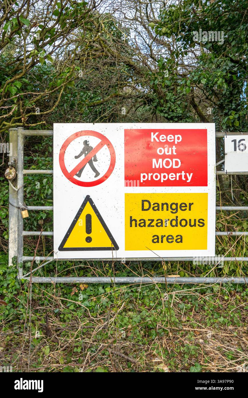Keep gate closed hi-res stock photography and images - Alamy