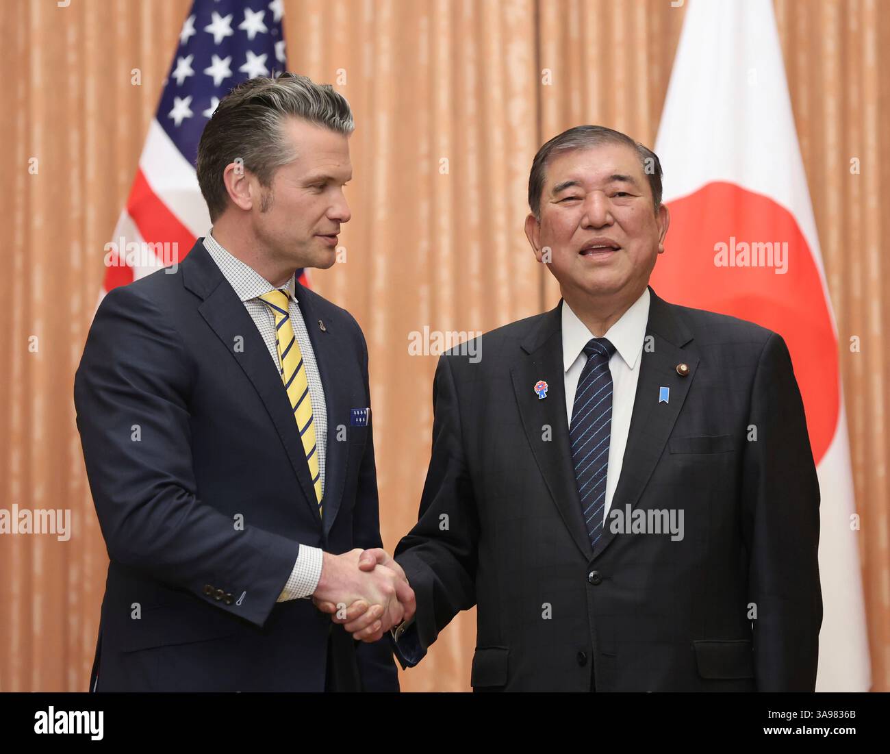 Japanese Prime Minister Shigeru Ishiba (R) shakes hands with Peter ...