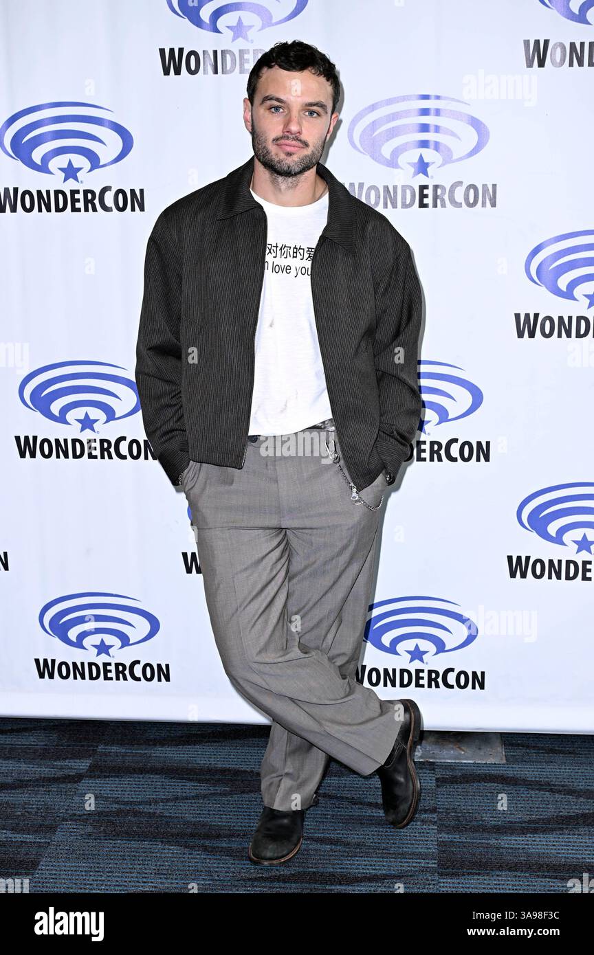 Josh McKenzie beim Photocall zur NBC Serie 'The Hunting Party' auf der ...