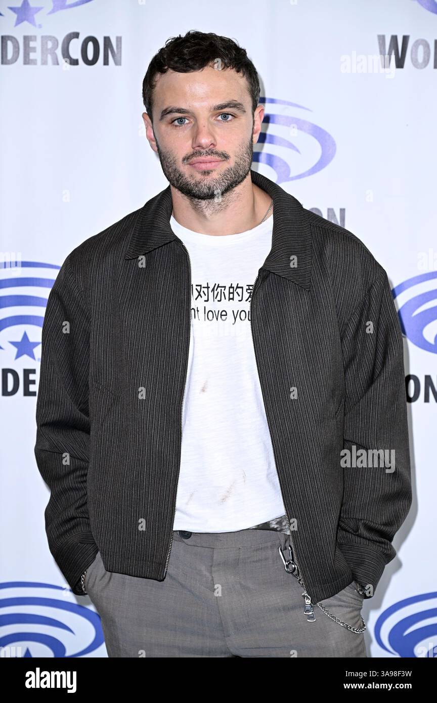 Josh McKenzie beim Photocall zur NBC Serie 'The Hunting Party' auf der ...