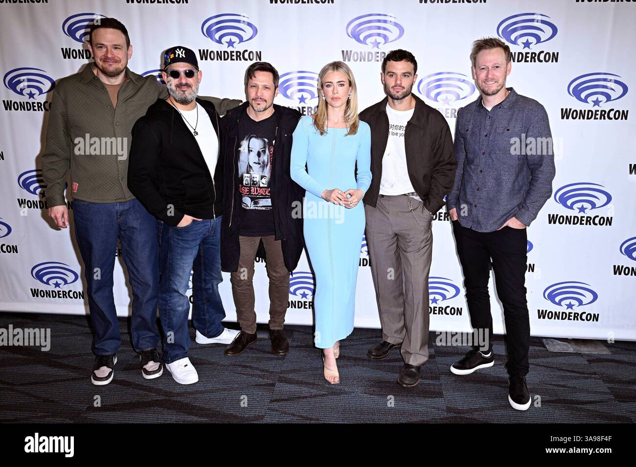 Jake Coburn, Patrick Sabongui, Nick Wechsler, Melissa Roxburgh, Josh McKenzie und Jj Bailey beim ...