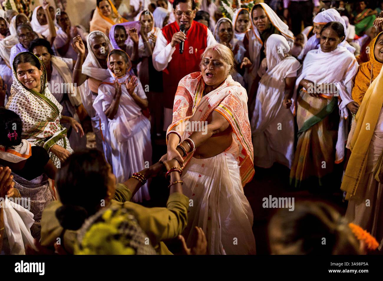 India diwali singing hi-res stock photography and images - Alamy