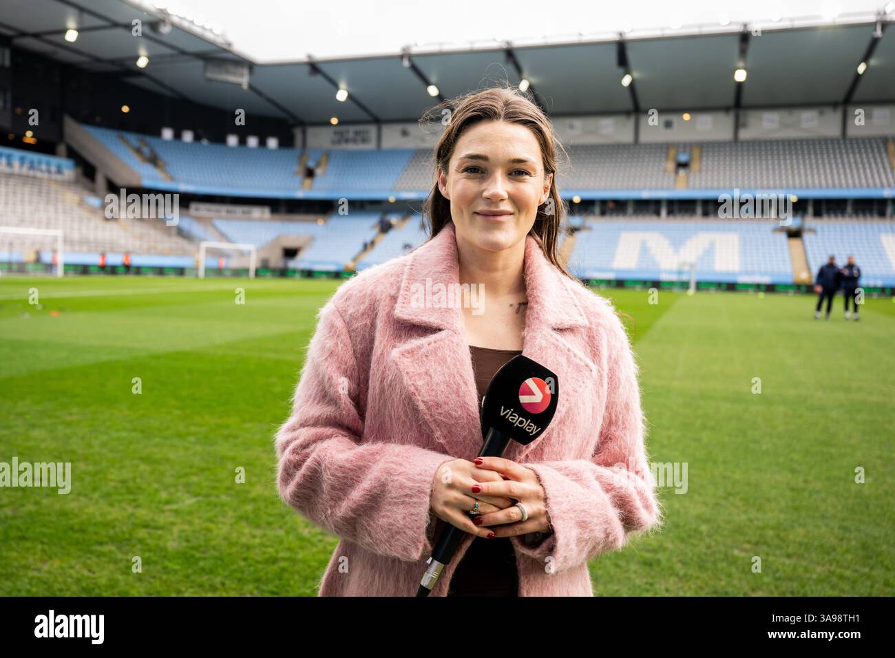 250330 Saga Fredriksson, Viaplay inför fotbollsmatchen i Damallsvenskan ...