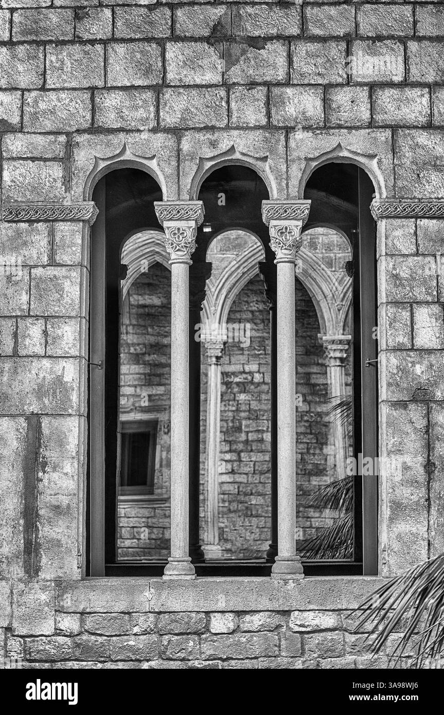 Medieval window, gothic architecture in La Ribera district of Barcelona ...