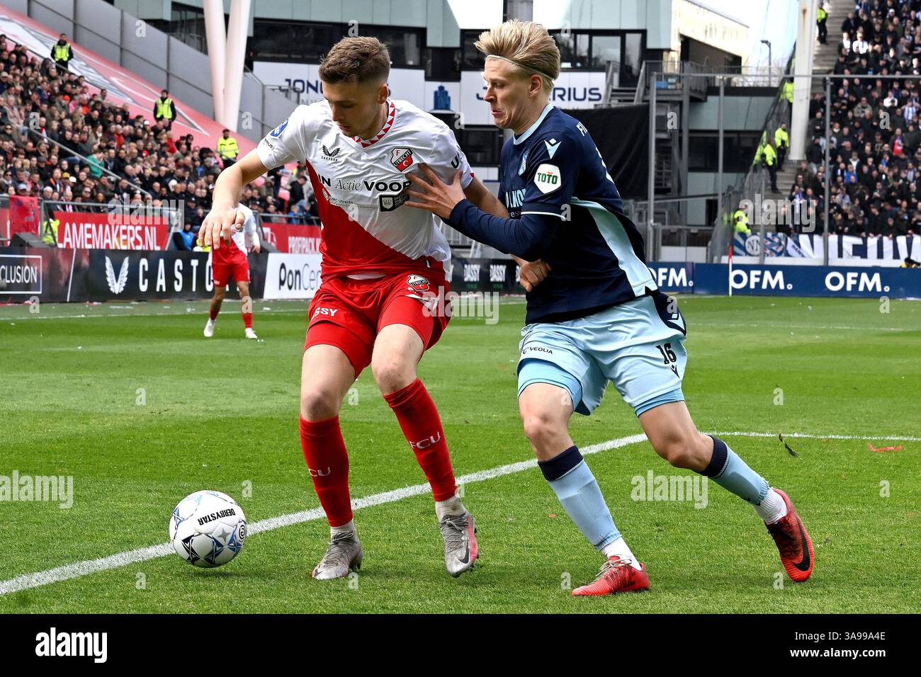 UTRECHT - (l-r) Oscar Fraulo of FC Utrecht, Mats Kohlert of sc Heerenveen during the Dutch ...