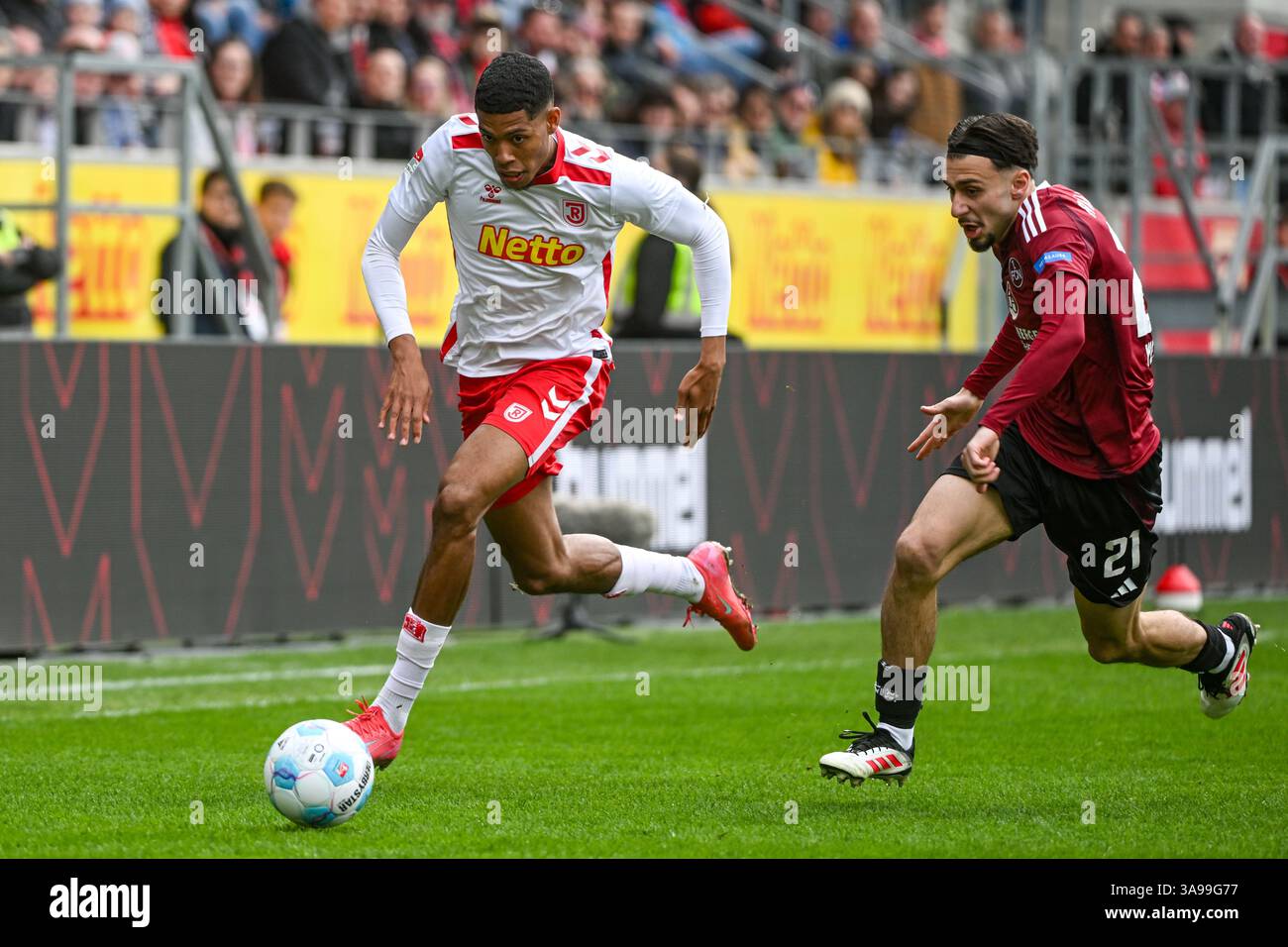Regensburg, Germany. 30th Mar, 2025. Soccer: Bundesliga 2, Jahn ...