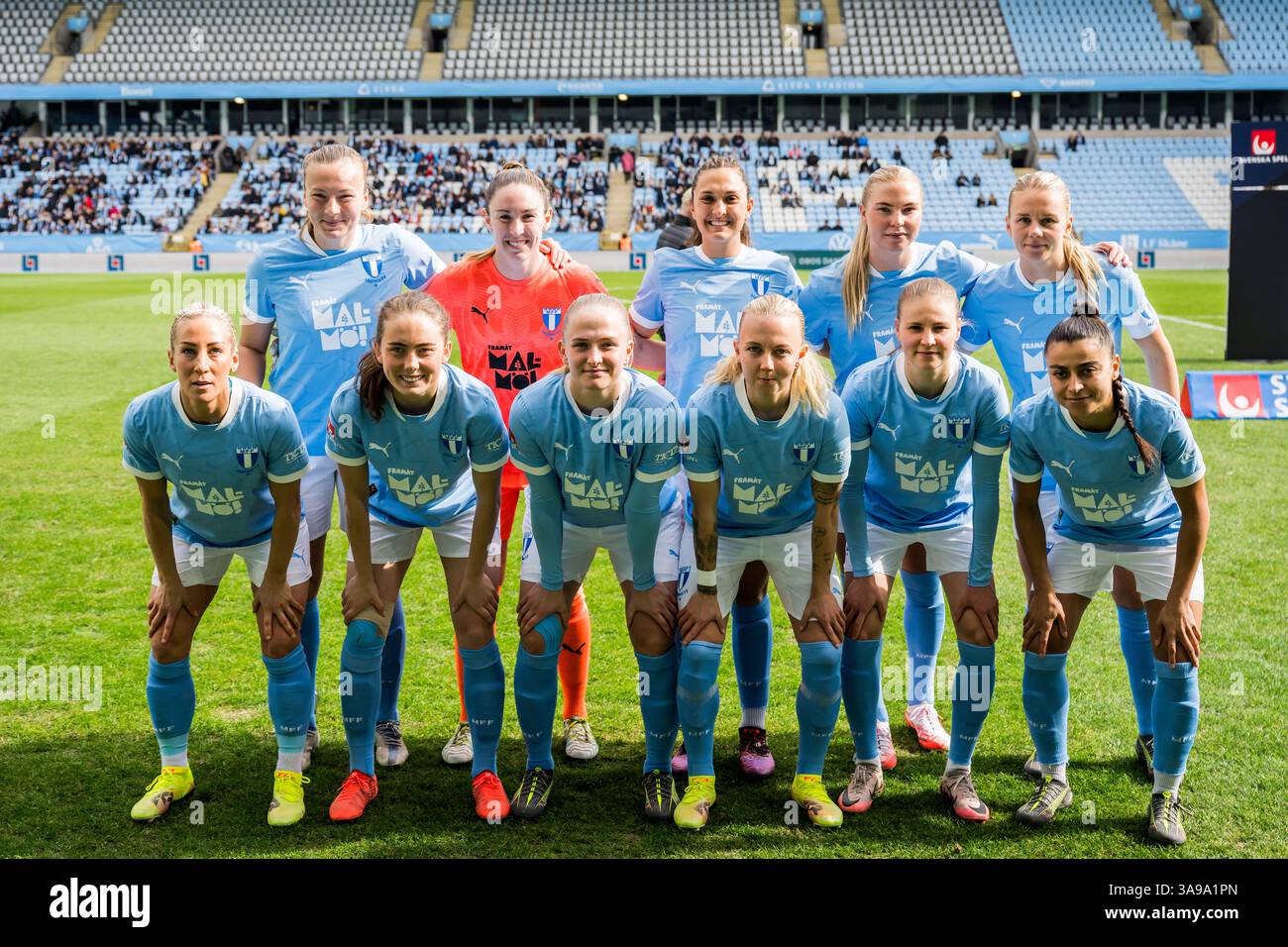 250330 Malmö FFs startelva ställer upp för en lagbild inför ...