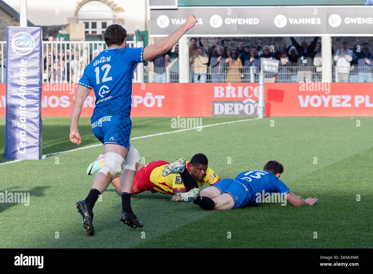 Vannes, France. 29th Mar, 2025. Robin Taccola of Vannes scores a try ...