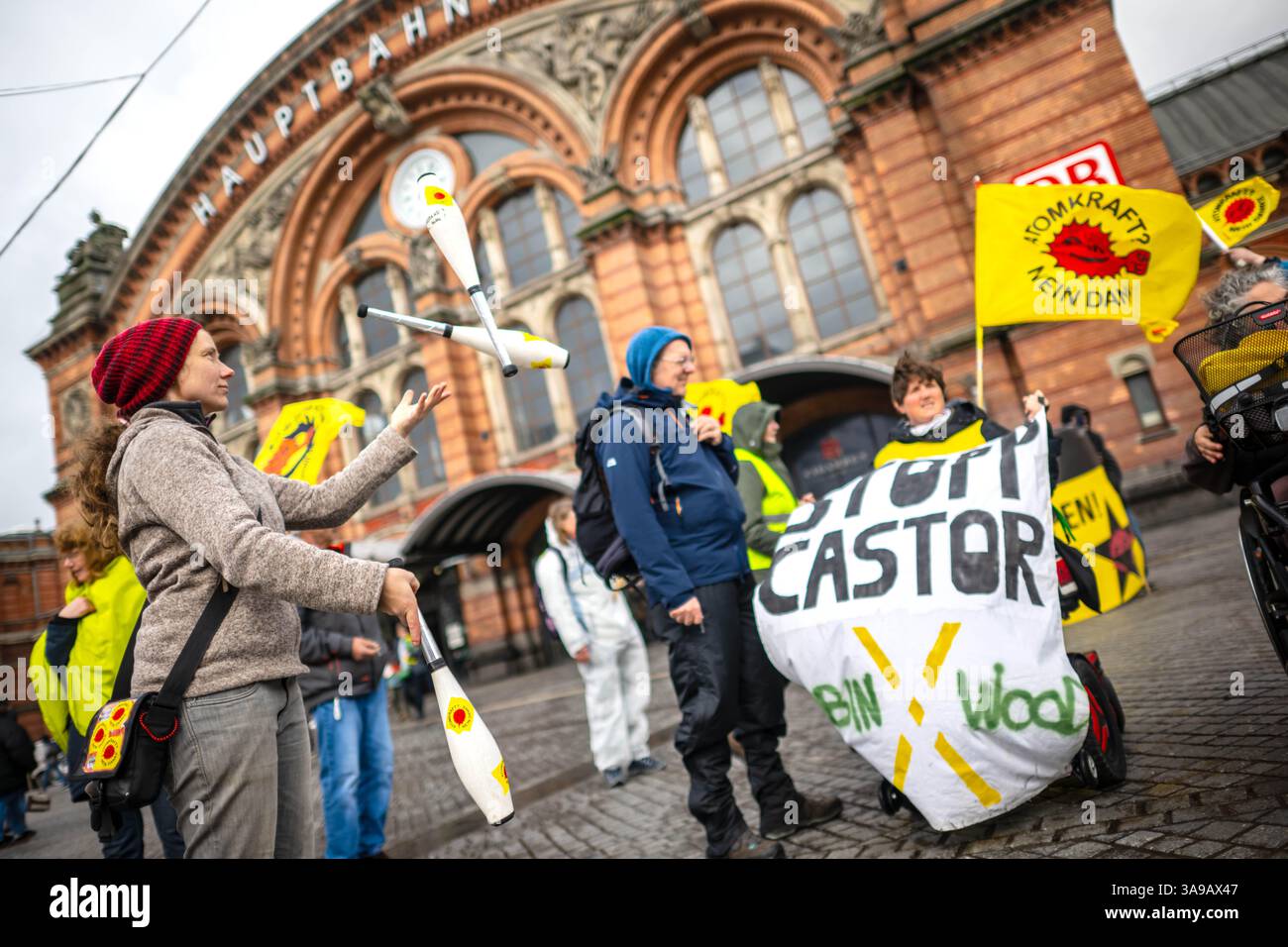 30 March 2025, Bremen: A demonstration against the Castor transport ...