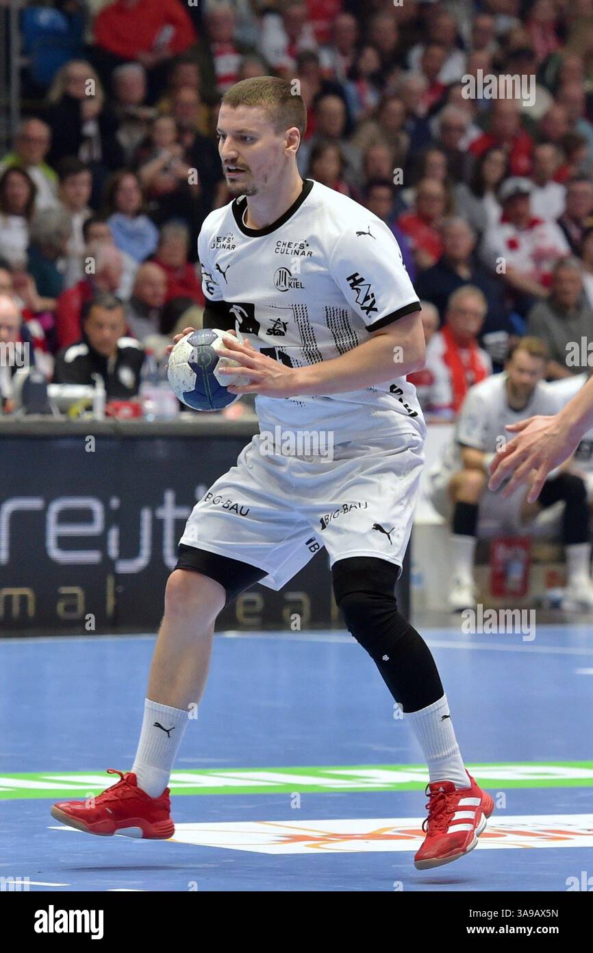 Elias Ellefsen a Skipagotu (THW Kiel #71) (am Ball), GER, MT Melsungen ...