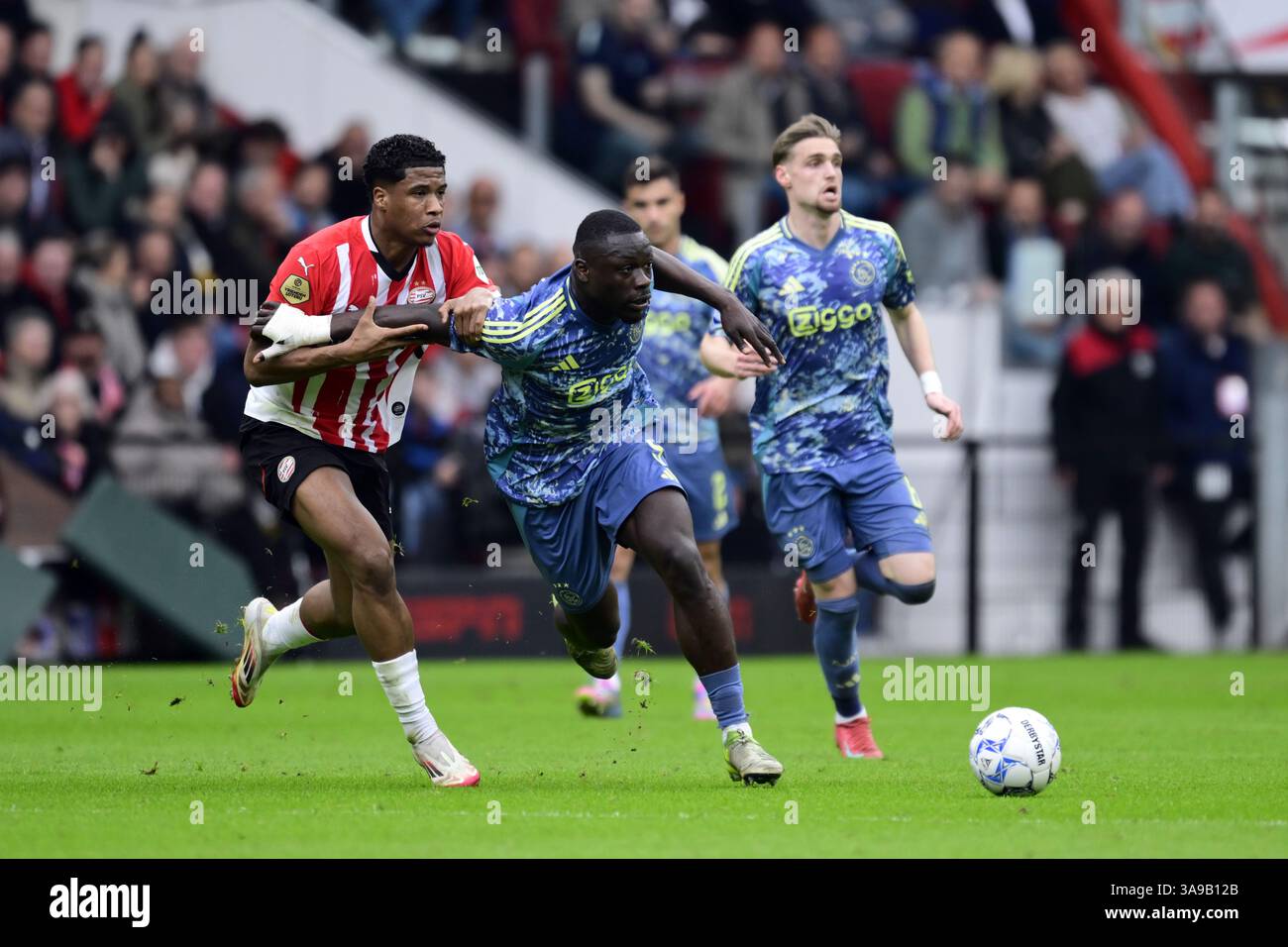 EINDHOVEN - (l-r) Ryan Flamingo of PSV Eindhoven, Brian Brobbey of Ajax ...