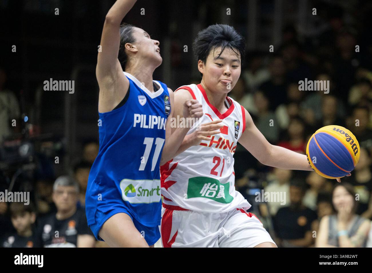 Singapore. 30th Mar, 2025. Li Wenxia (R) of China drives towards the ...