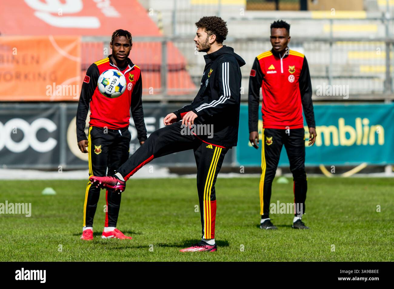 Trelleborg, Sverige. 30th Mar, 2025. 250330 Östersunds spelare inför ...