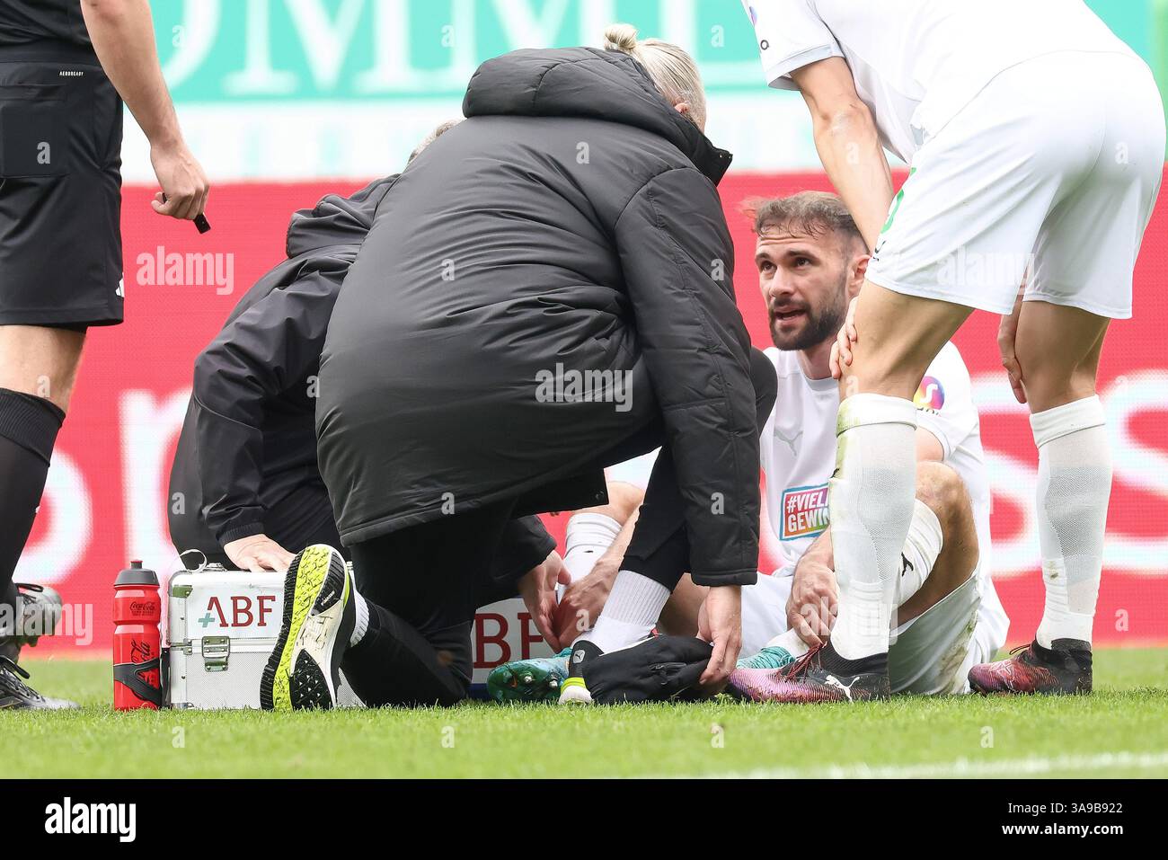 30 March 2025, Bavaria, Fürth: Soccer: Bundesliga 2, SpVgg Greuther ...