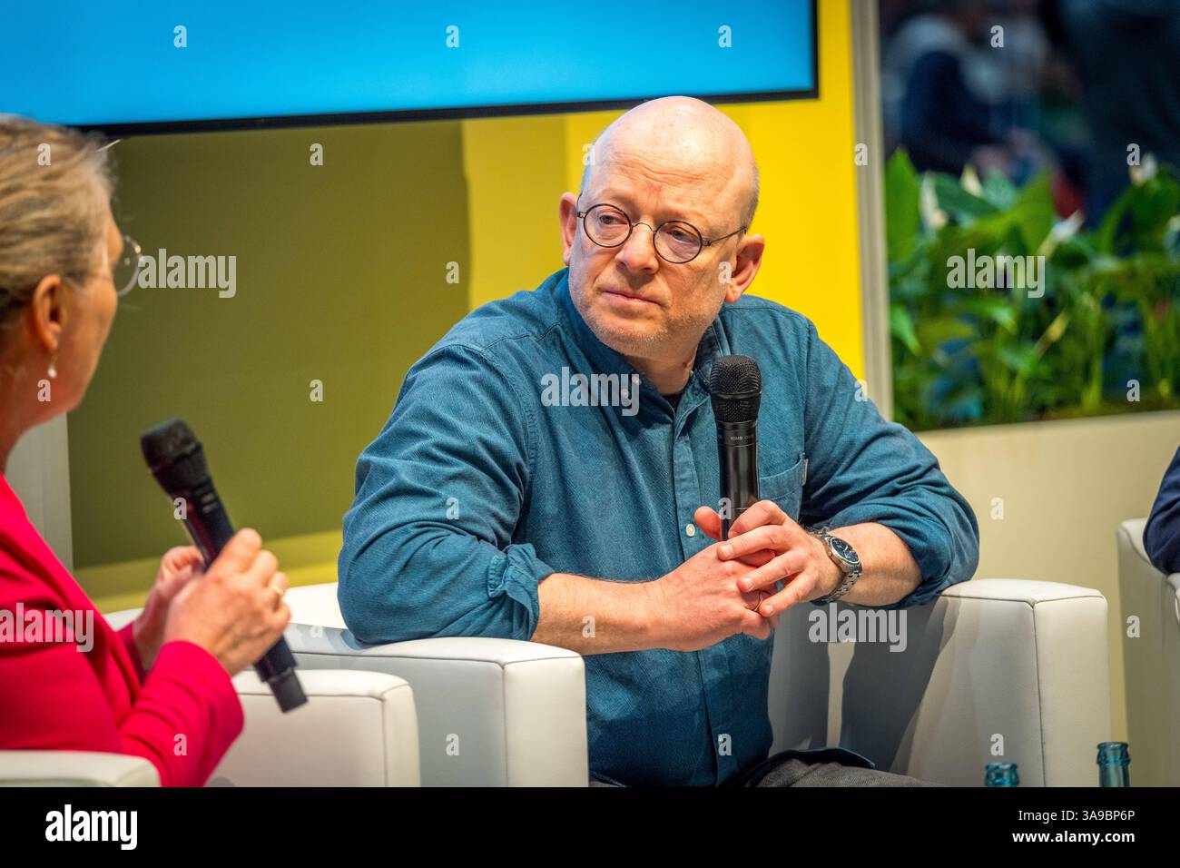 Der deutsche Schriftsteller und Journalist Timur Vermes Er ist wieder ...