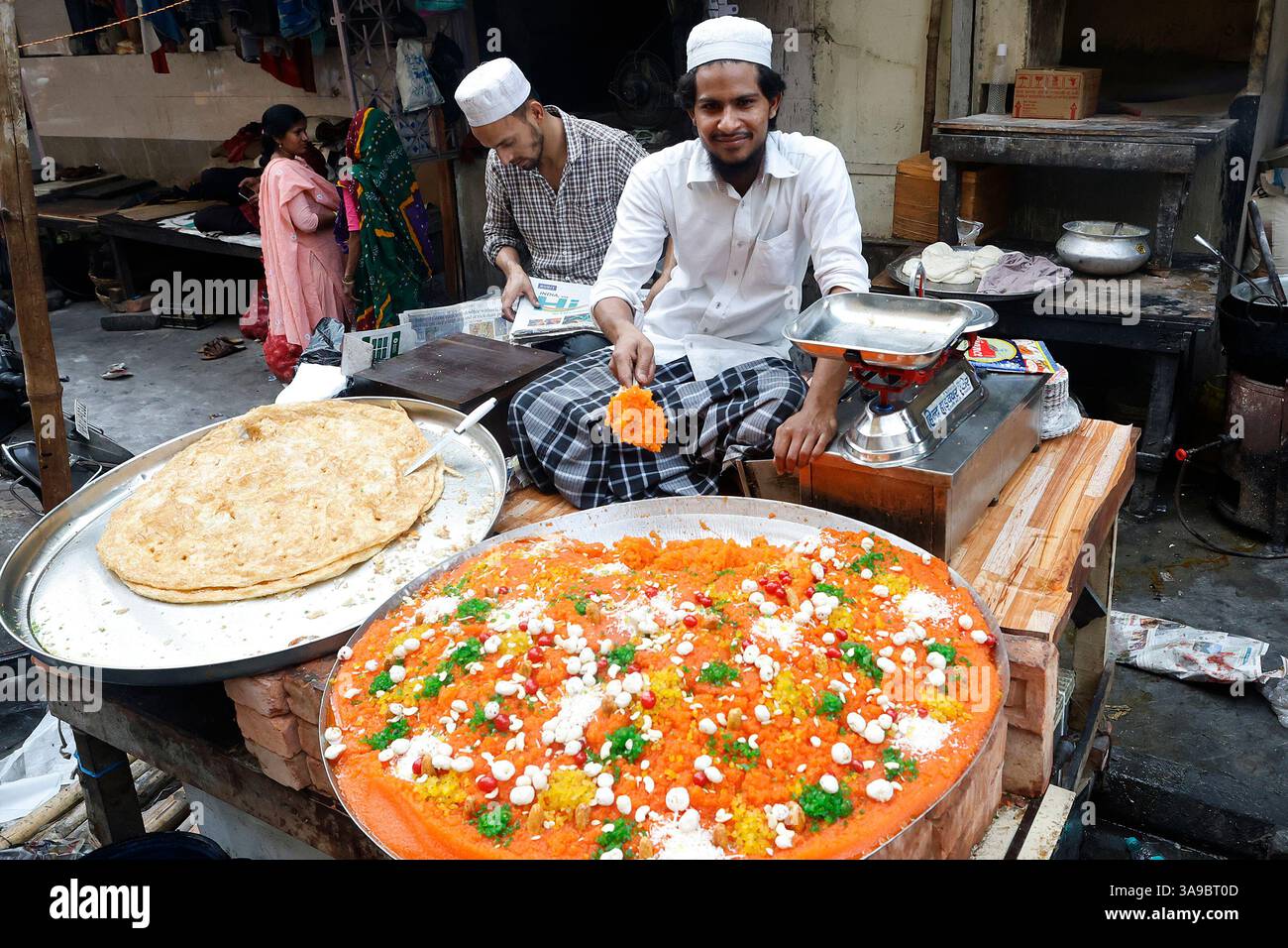 Halwa Paratha vendor in Kolkata, West Bengal, India Stock Photo - Alamy