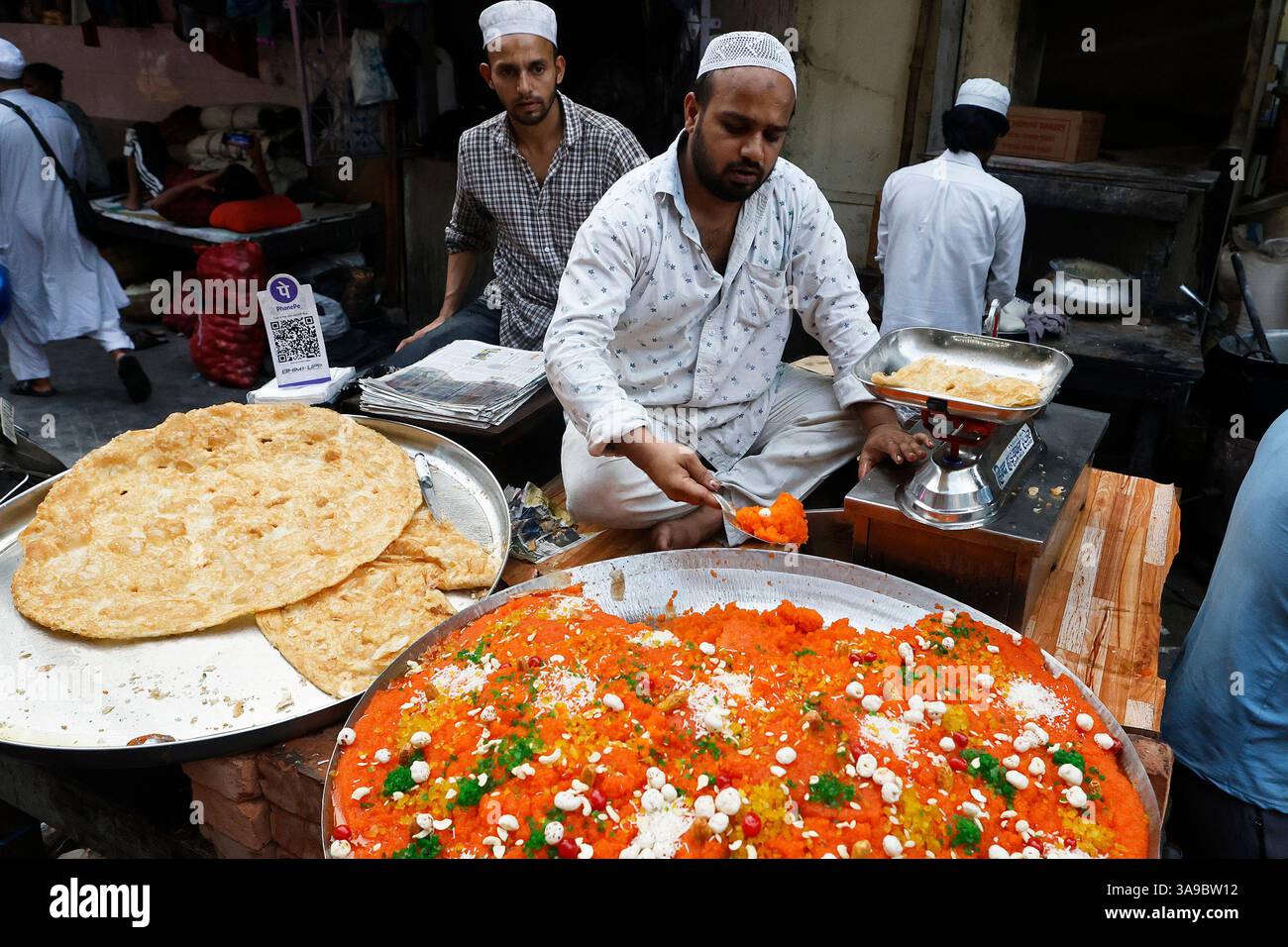 Halwa Paratha vendor in Kolkata, West Bengal, India Stock Photo - Alamy