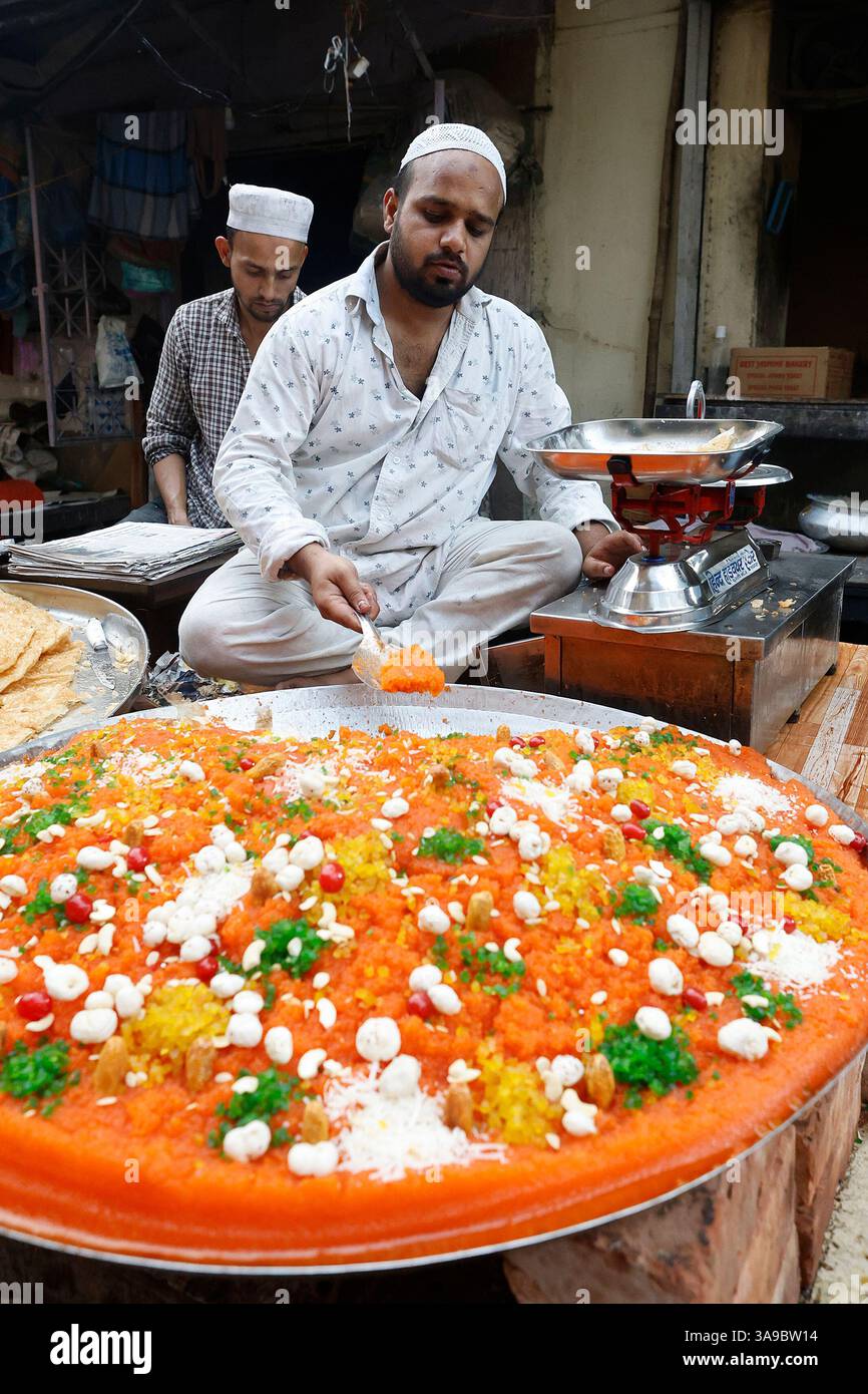Halwa Paratha vendor in Kolkata, West Bengal, India Stock Photo - Alamy