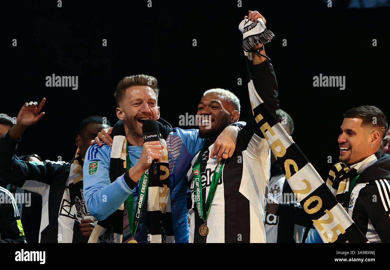 Newcastle United Goalkeeper Mark Gillespie and Newcastle United's ...