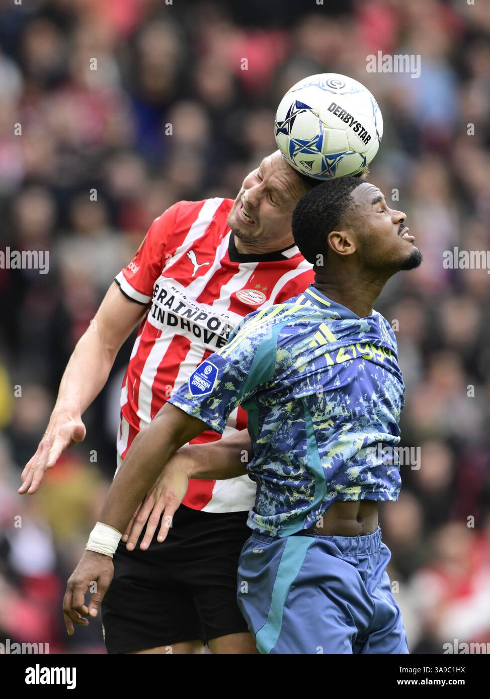 EINDHOVEN - (l-r) Luuk de Jong of PSV Eindhoven, Jorrel Hato of Ajax during the Dutch Eredivisie ...