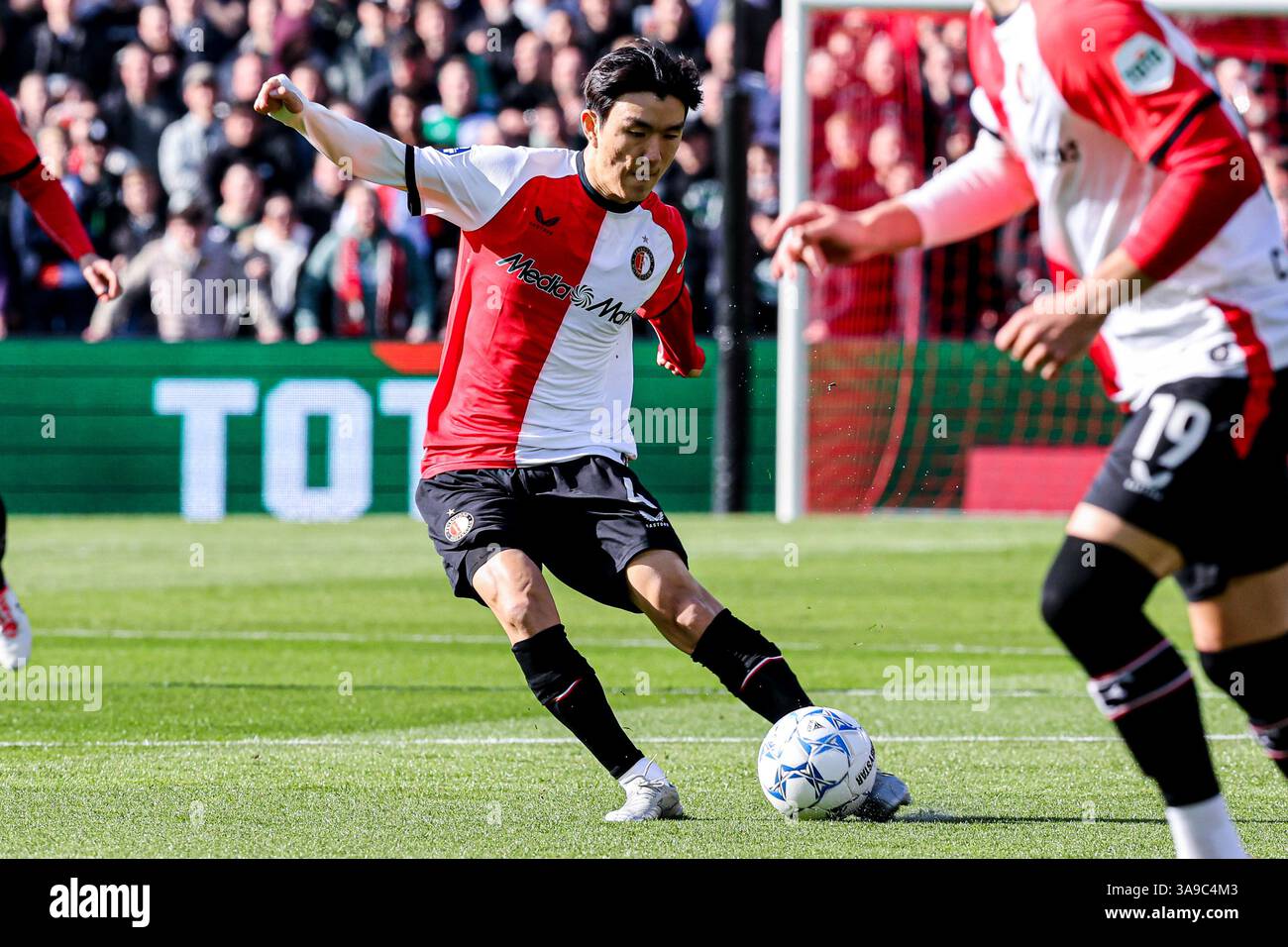 ROTTERDAM, NETHERLANDS - MARCH 30: Inbeom Hwang of Feyenoord shoots ...