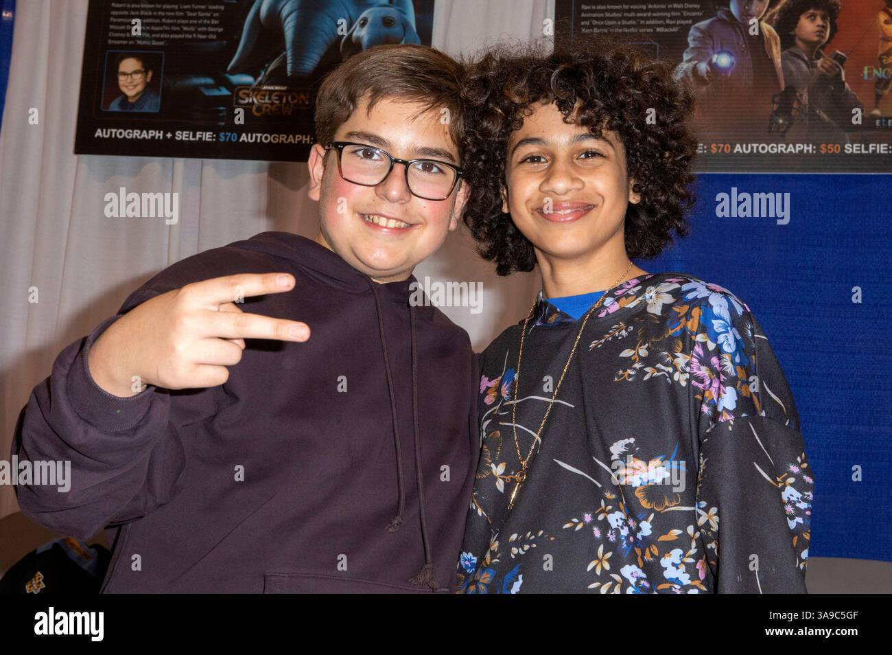 Robert Timothy Smith und Ravi Cabot-Conyers auf der WonderCon 2025 im ...