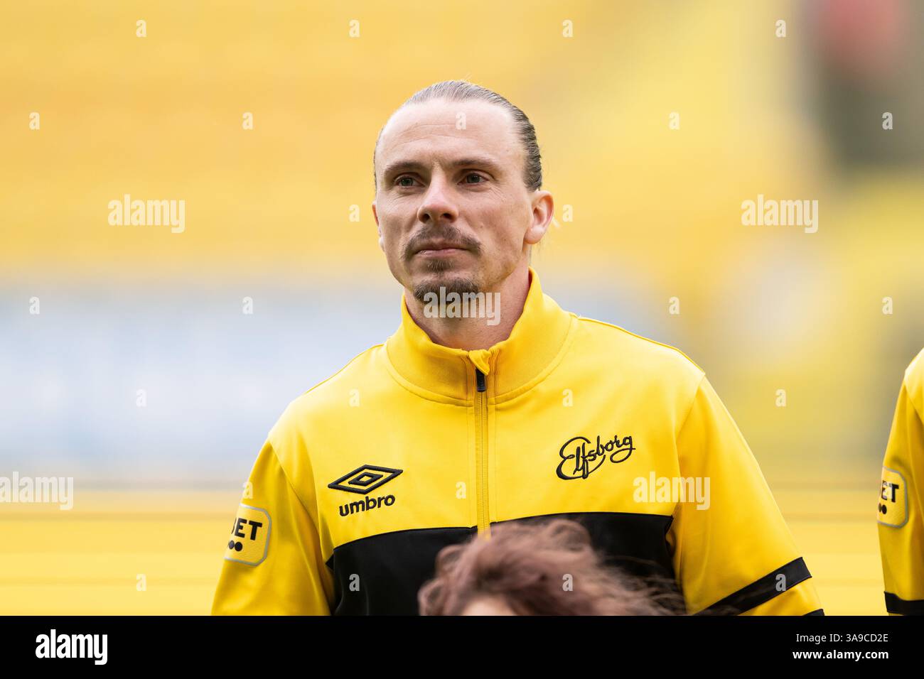 250330 Elfsborgs Niklas Hult under lineup inför fotbollsmatchen i ...