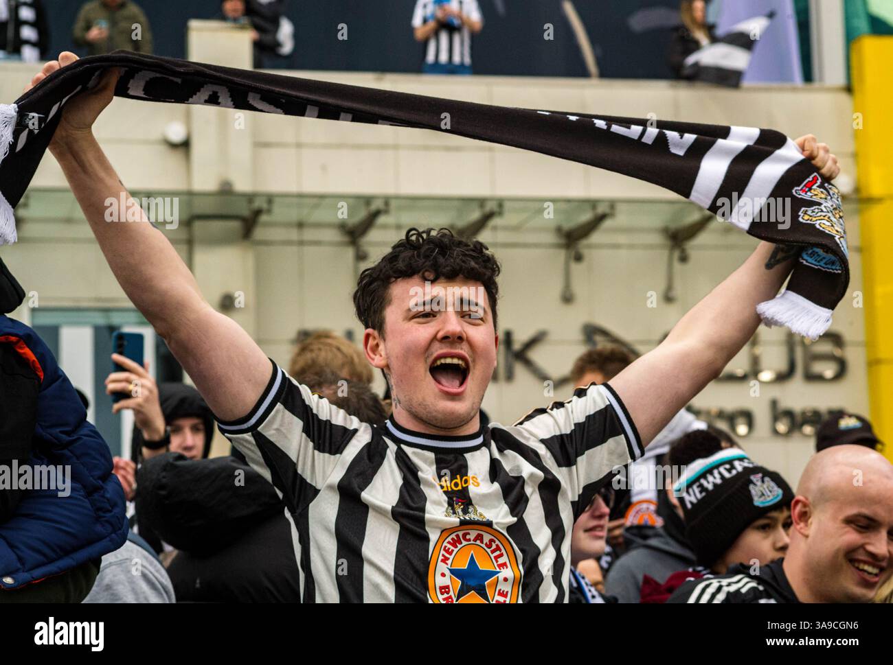 Newcastle united hold trophy parade hi-res stock photography and images ...
